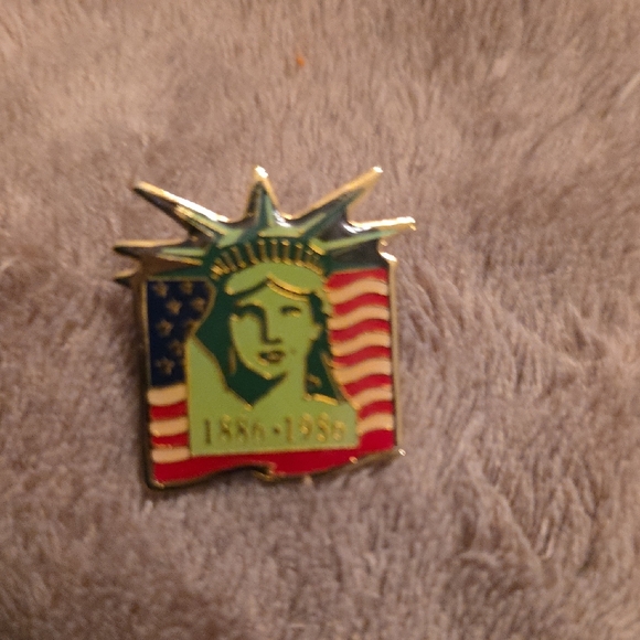 Accessories | This Commemorative Pin Featuring The Statue Of Liberty ...